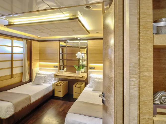 RINI yacht for charter (Posillipo-Rizzardi, 36.68m, 2009)